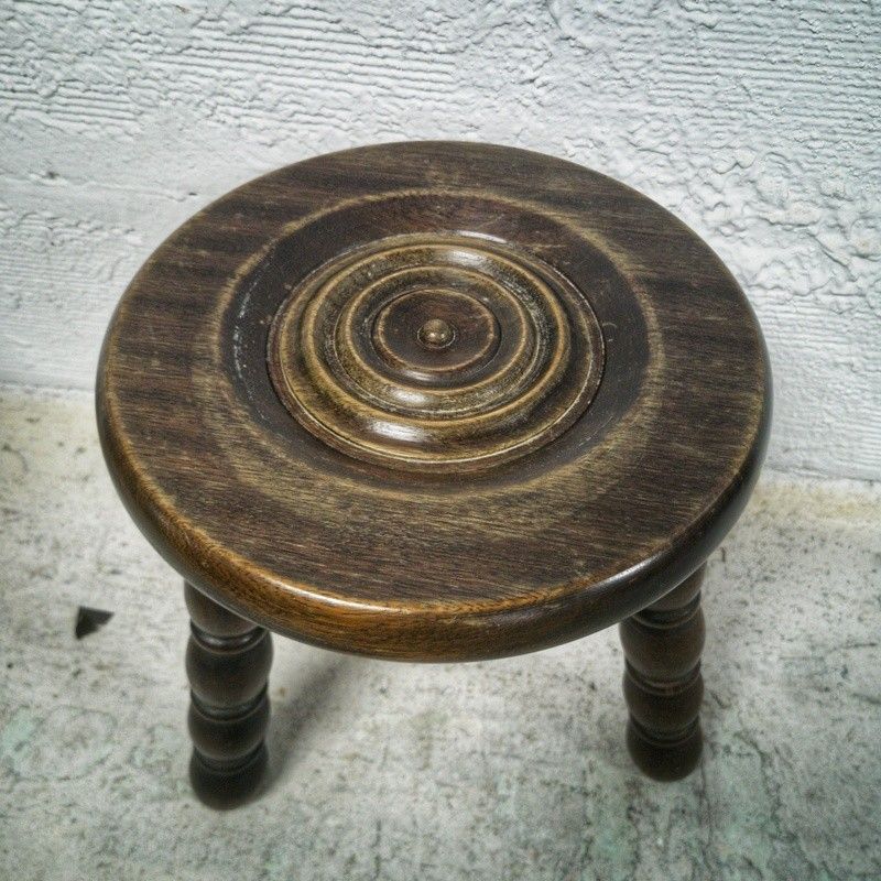 Tabouret tripode en bois tourné | L'Atelier Imparfait