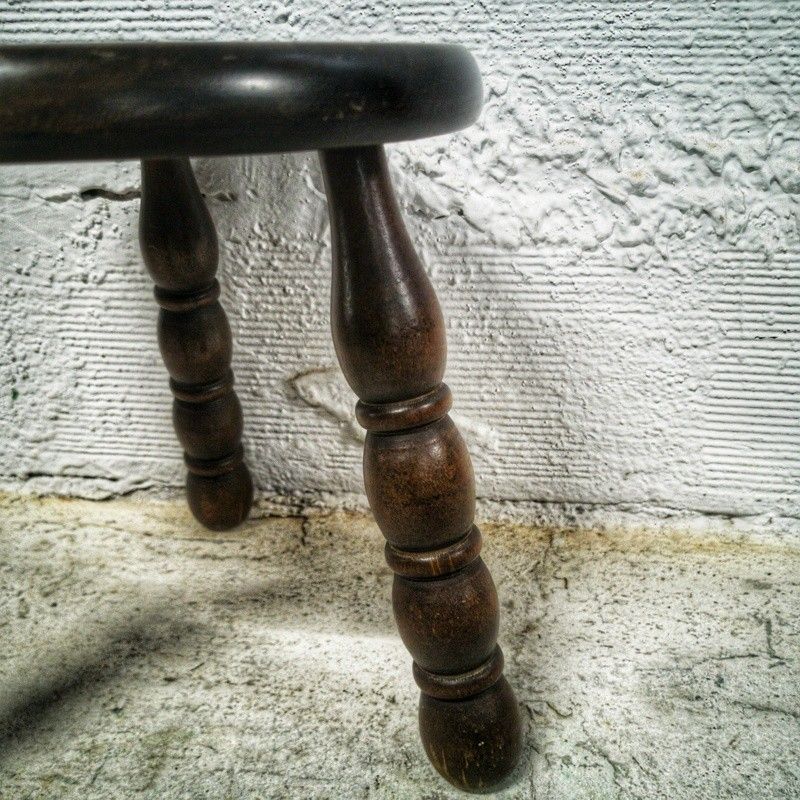 Tabouret tripode en bois tourné | L'Atelier Imparfait